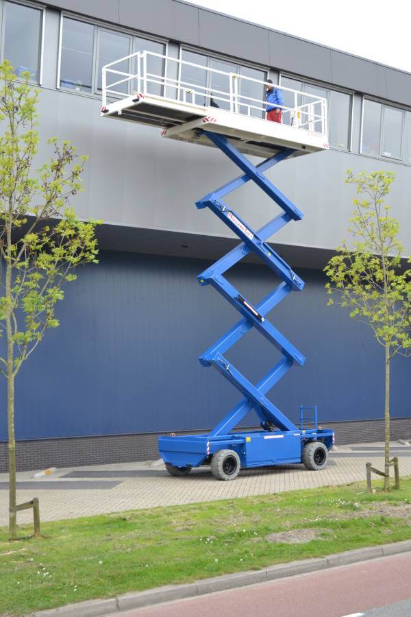 Rent a scissor lift | 13,6 m | Hollandlift HL11816 | Electric